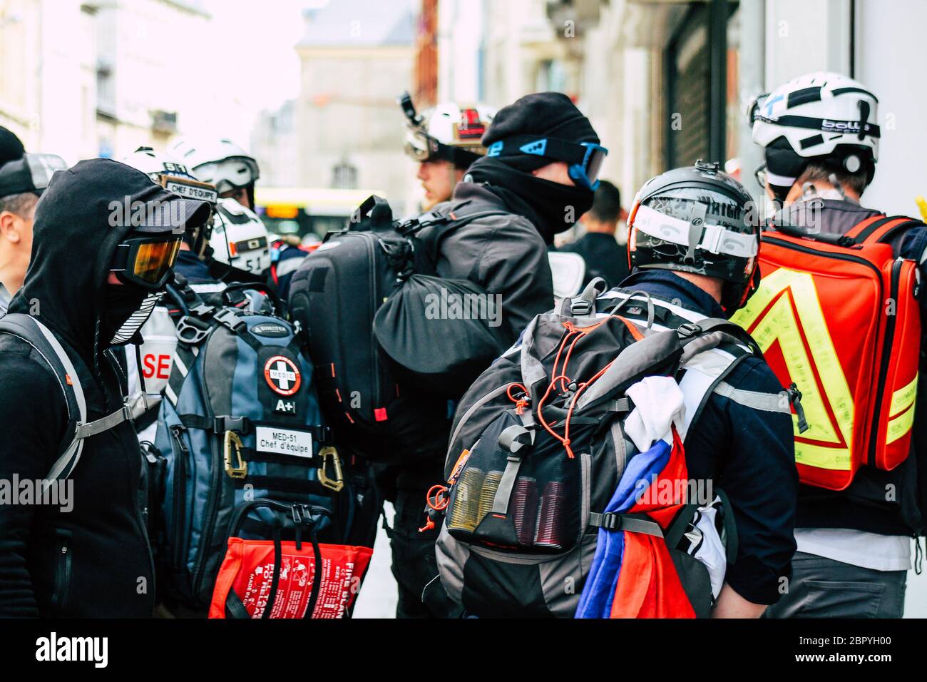 Reims France 18 Mai, 2019 Avis de medic française marche dans la rue ...