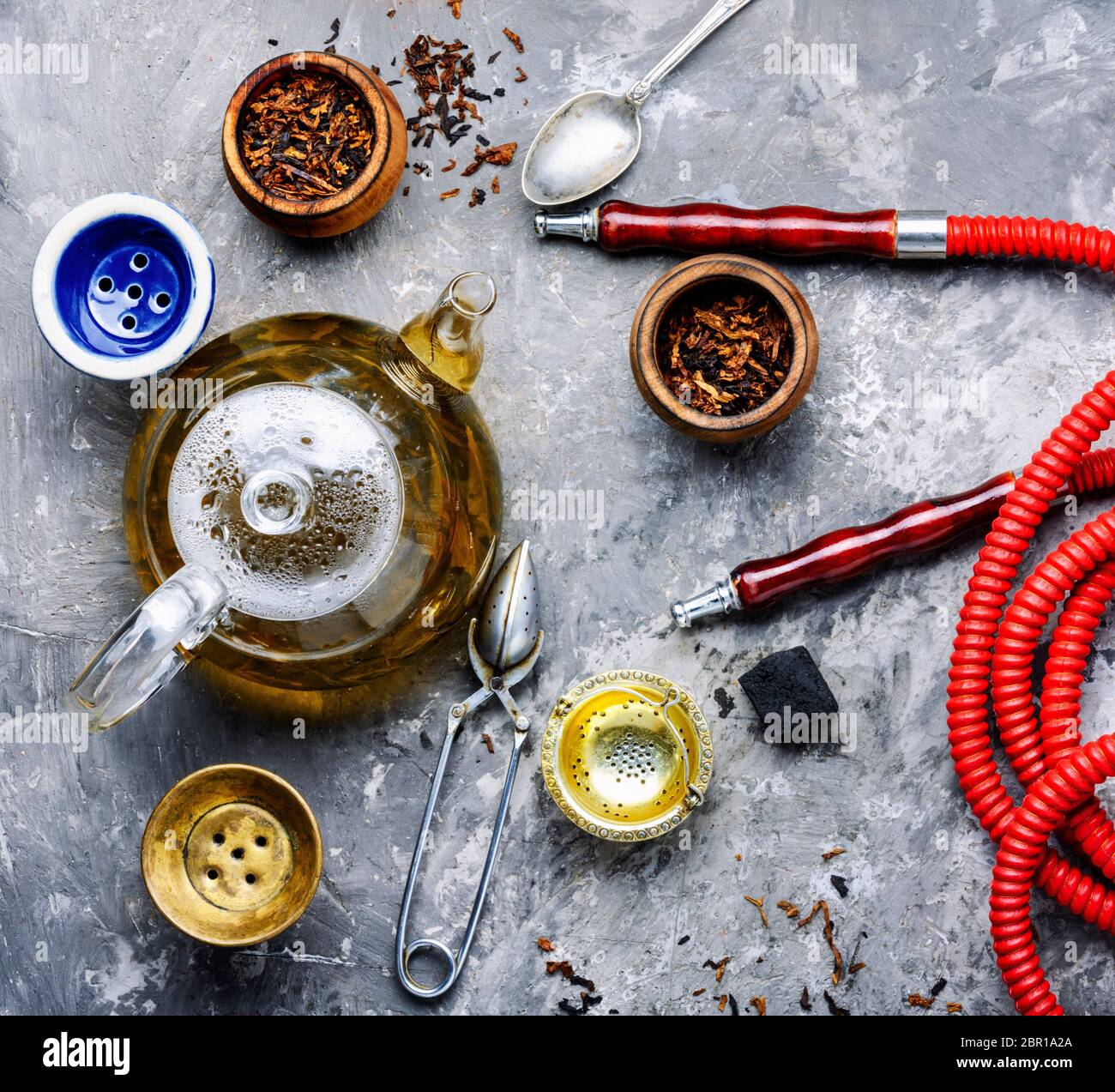 Fumer est le narguilé. Shisha arabe avec du thé. Thé et narguilé Chicha ...