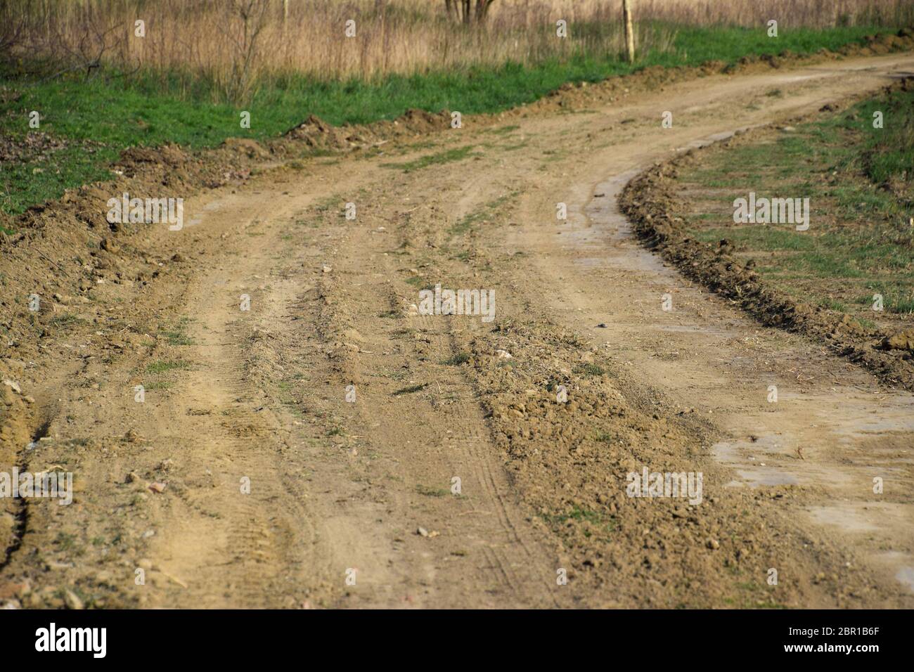 Route de terre nivelée par un classificateur. Dans le village de la ...