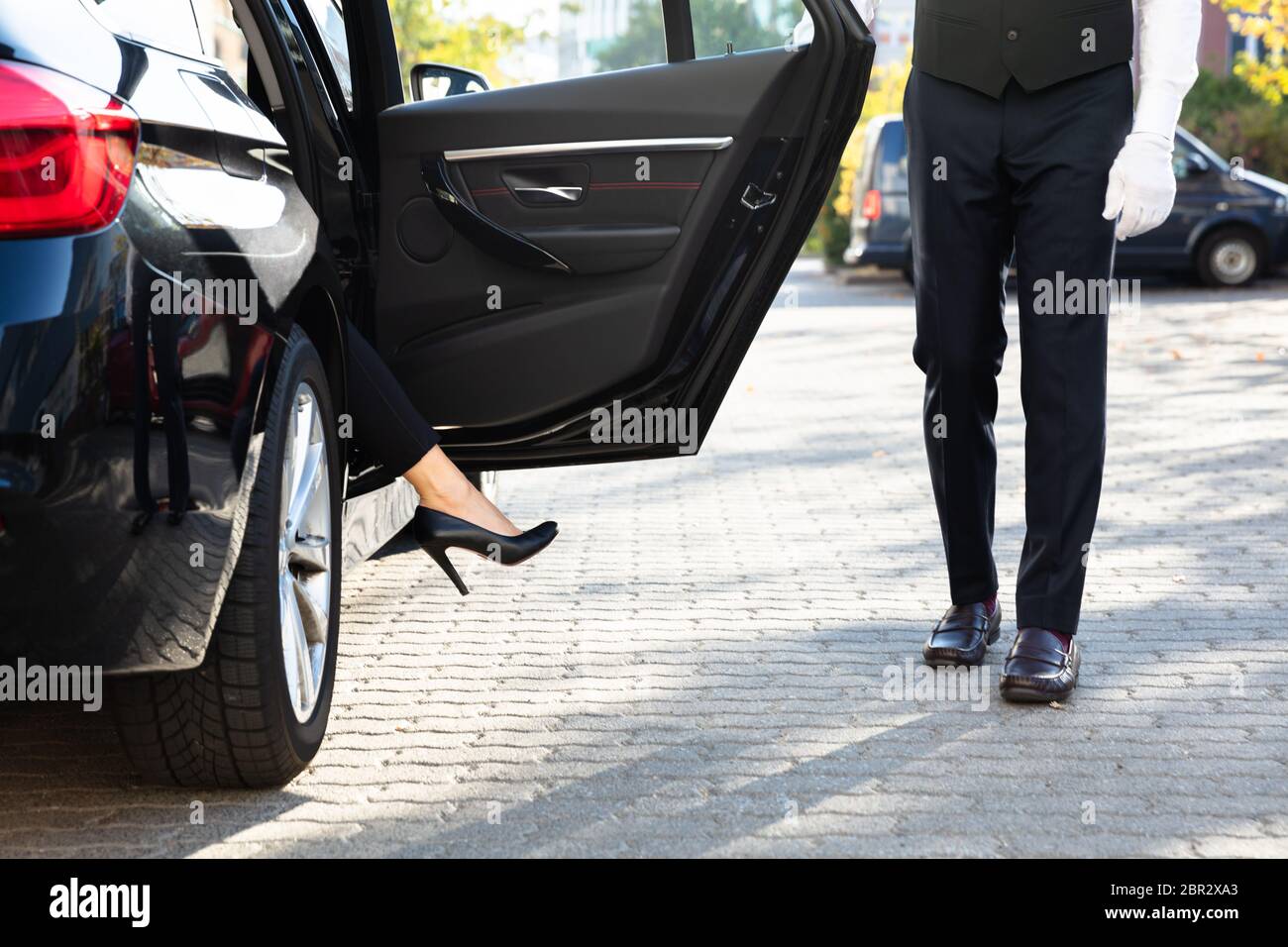 Femme qui descend de la voiture Banque de photographies et d’images à ...