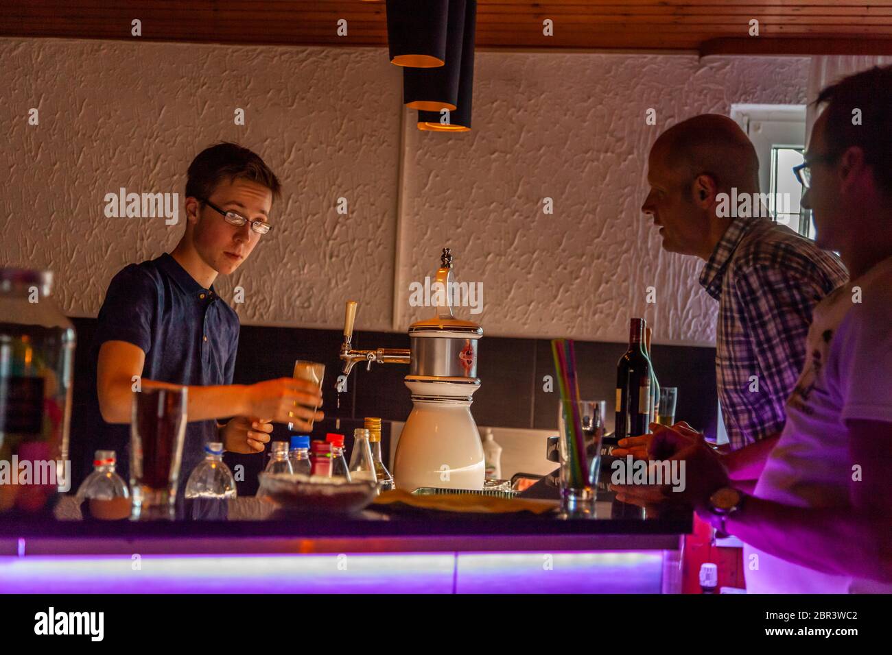 Table dance bar Banque de photographies et d’images à haute résolution ...