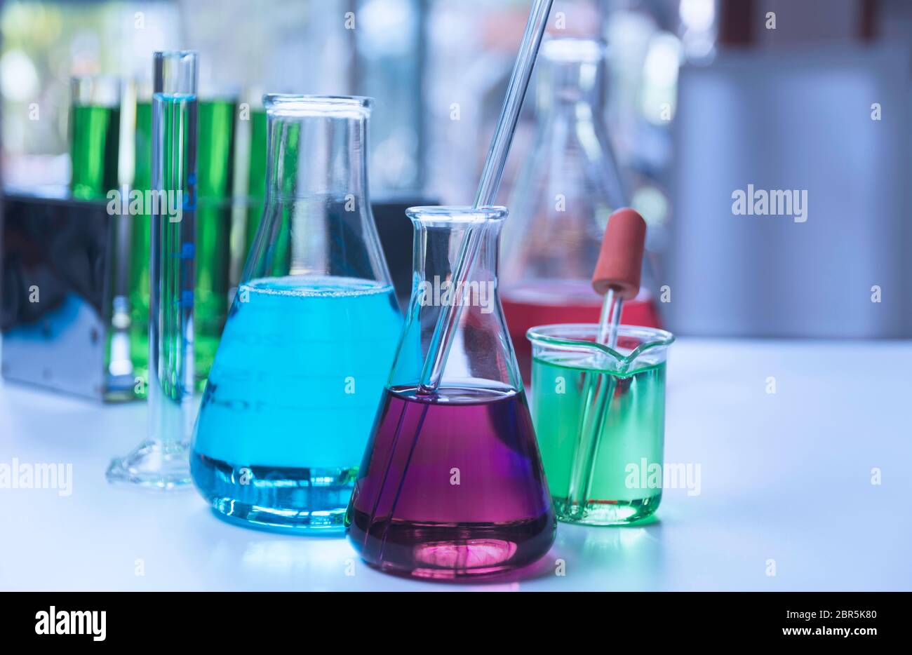 Les produits chimiques de laboratoire tubes à essai en verre avec un ...