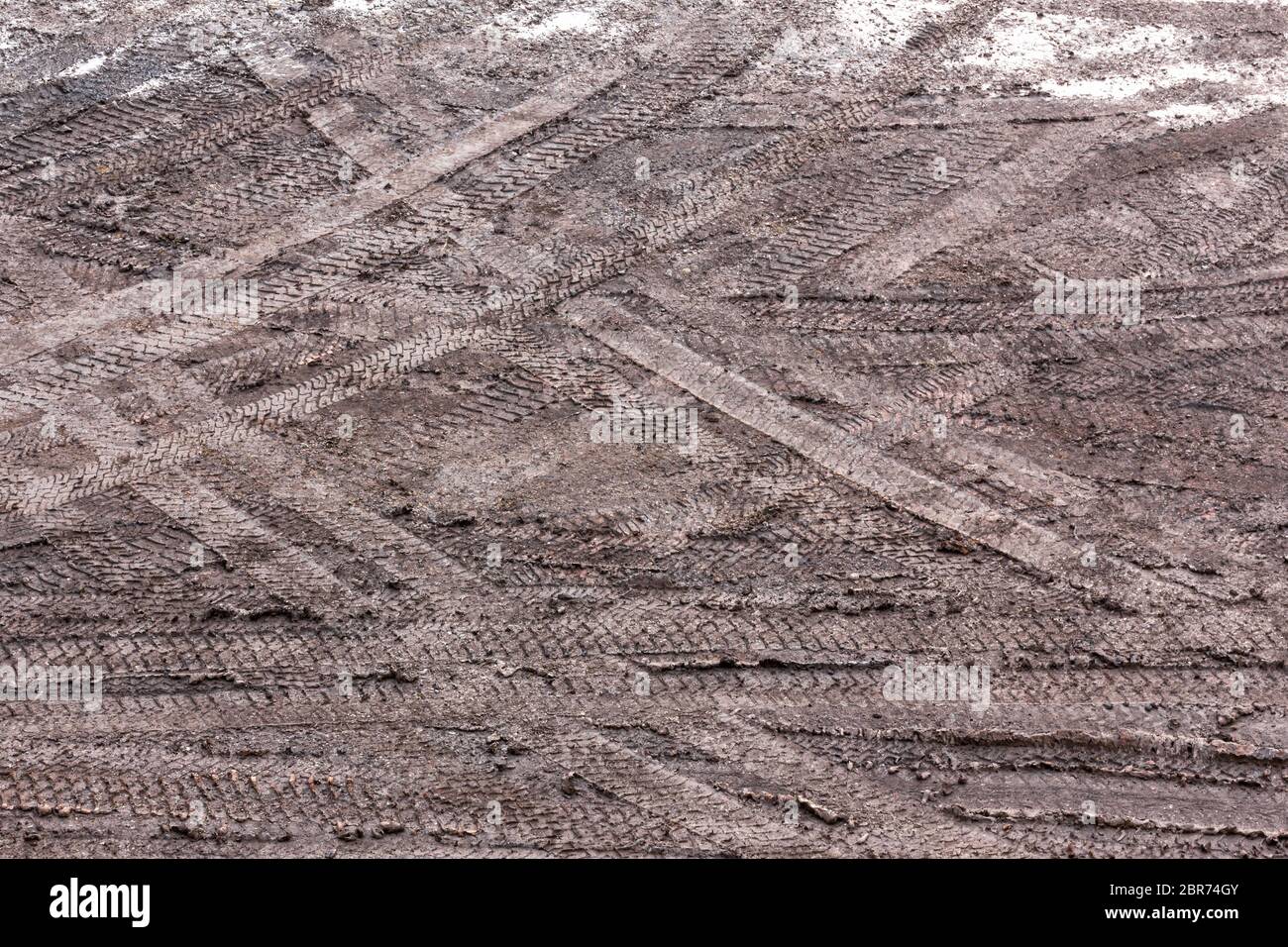 La largeur de voie en route de campagne. Les traces de pneus dans la ...
