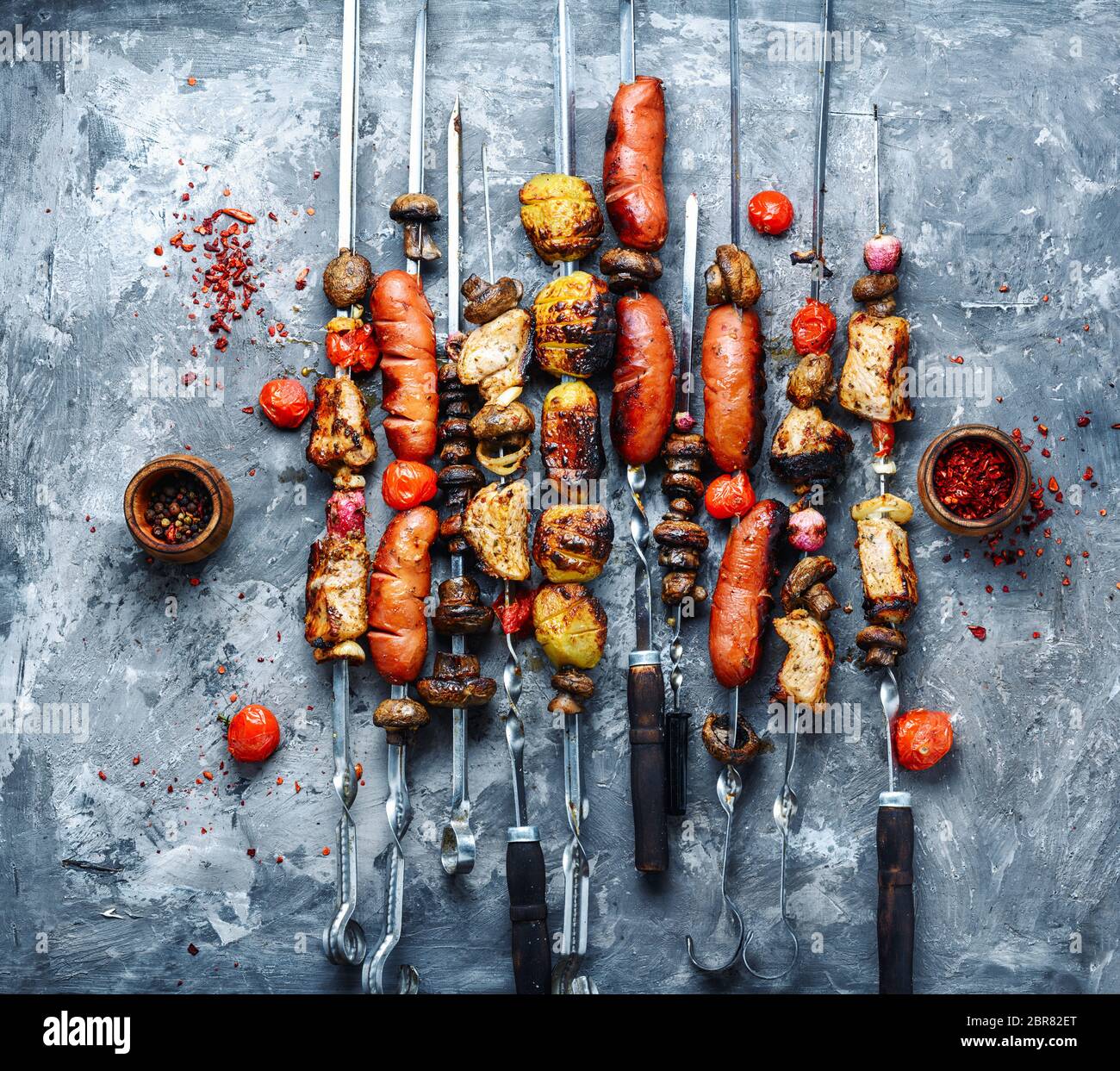 Assortiment de grillades, brochettes, saucisses et légumes grillés ...