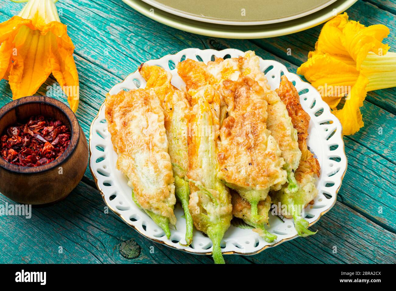 Fleurs de courgettes frites farcies au fromage.Fleurs de zucchini ou ...