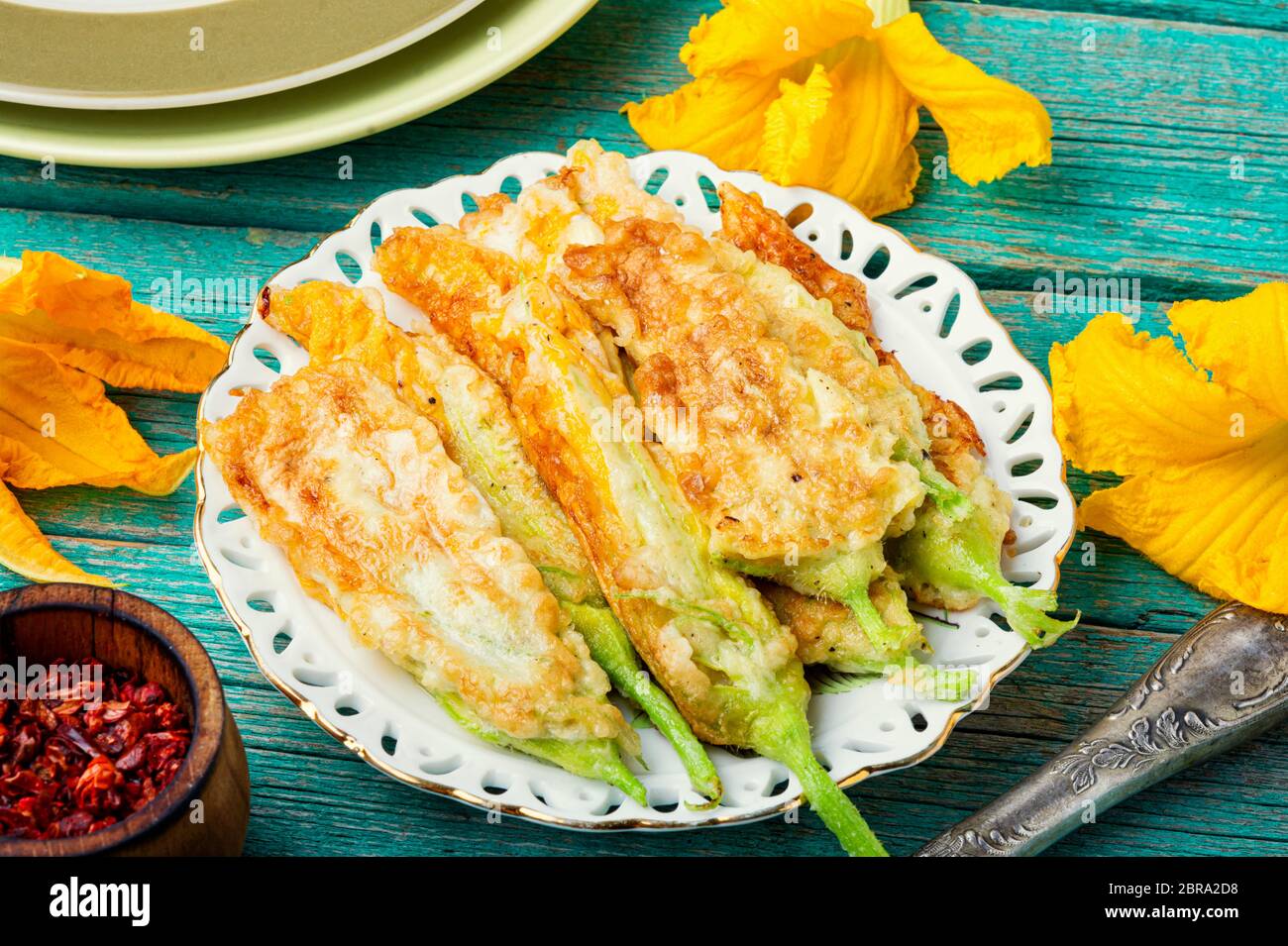 Fleurs de courgettes frites farcies de fromage à la crème.courgette ...
