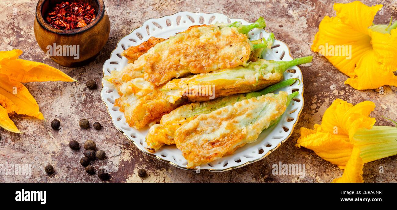 Fleurs de courgettes frites farcies de fromage à la crème.courgette ...