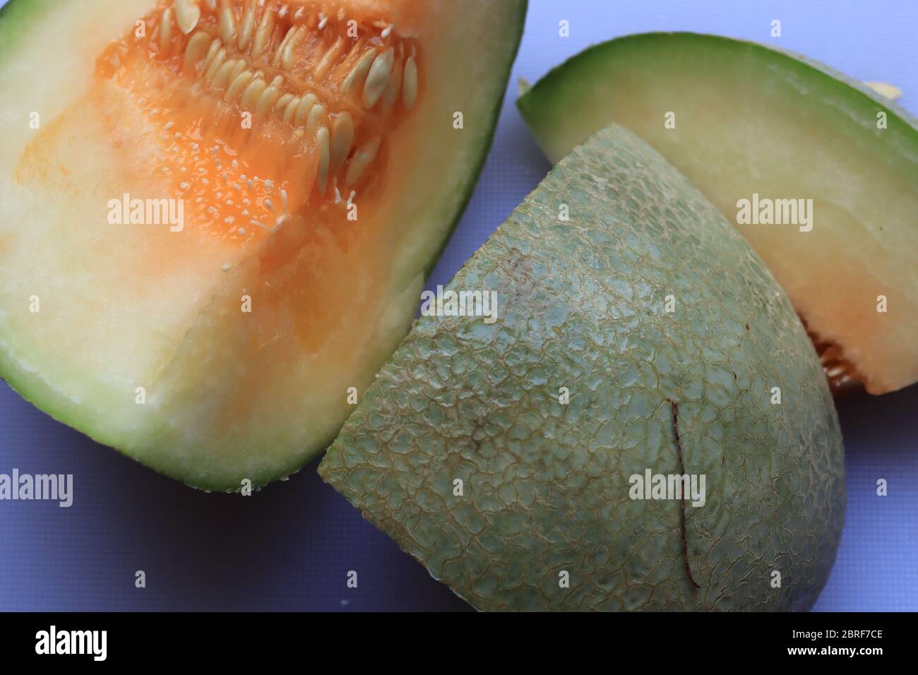 Melons cantaloup sur fond blanc Banque d'image et photos - Alamy