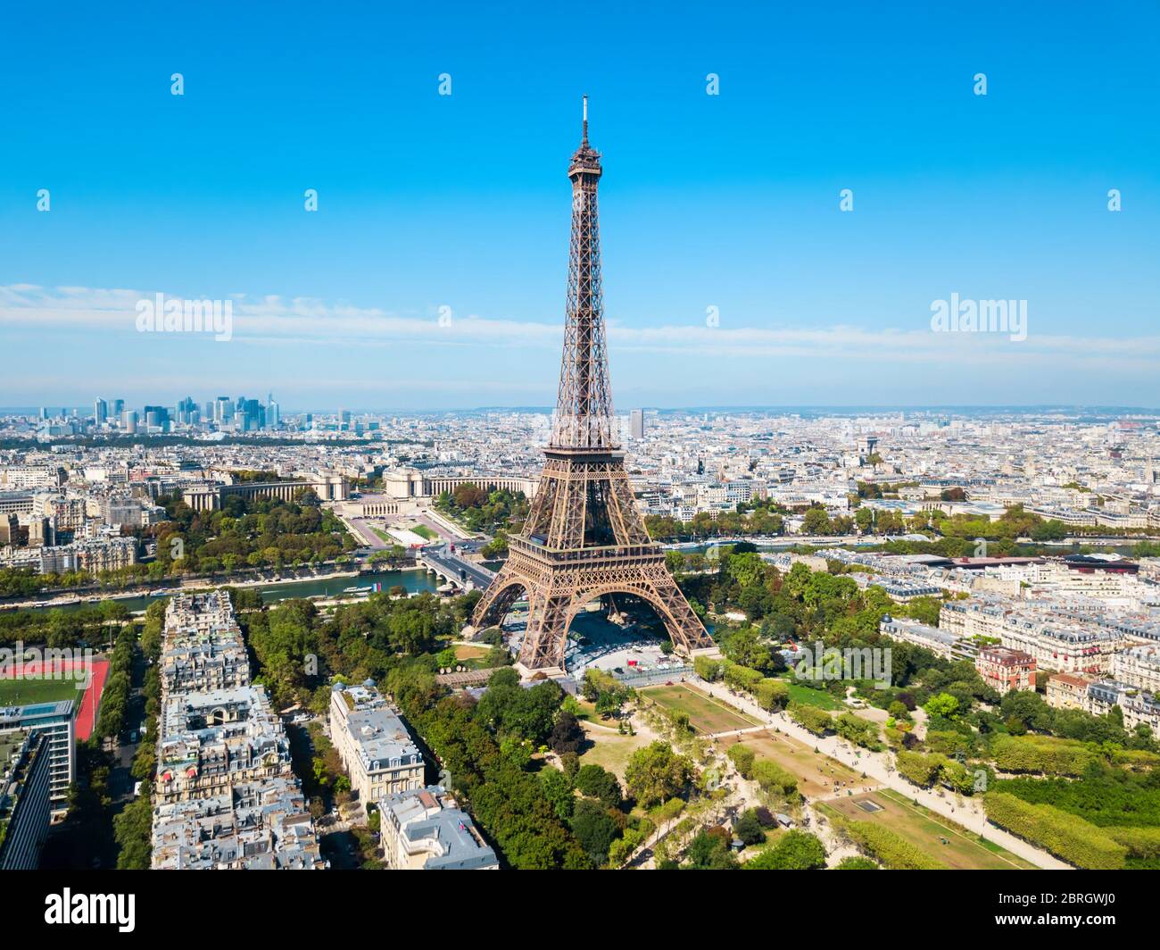 La Tour Eiffel ou la Tour Eiffel vue aérienne, est une tour en treillis en fer forgé sur le ...