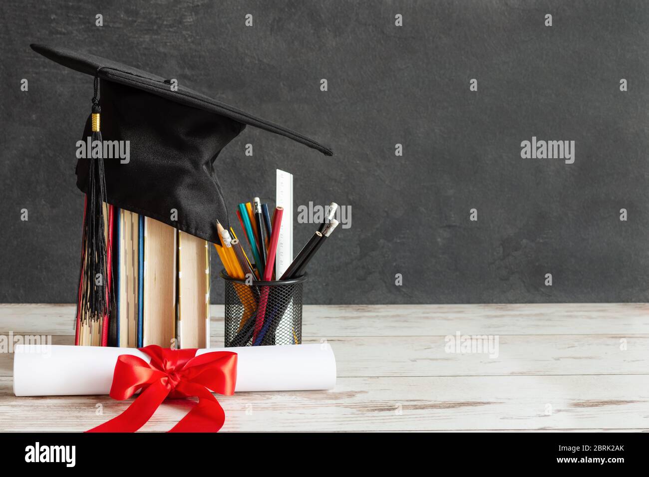 Chapeau académique et diplôme de graduation défilent et attaché avec ...