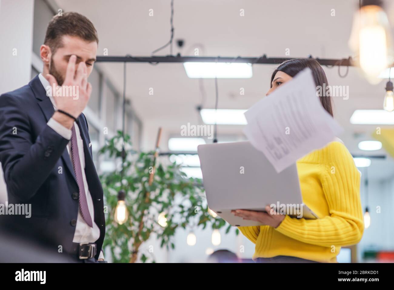 Un directeur général (homme d'affaires) en colère a jeté des documents ...