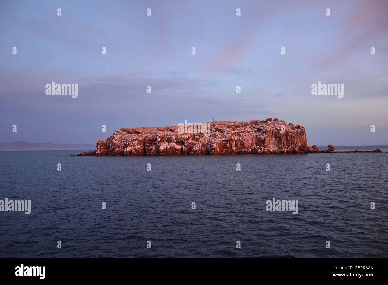 Rochers En Mer Au Coucher Du Soleil Banque d'image et photos - Alamy