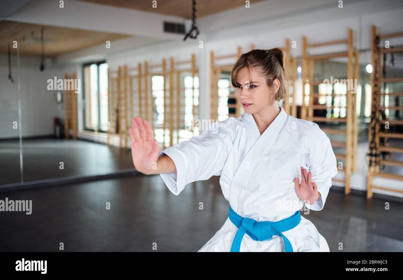 Karate woman kick Banque de photographies et d’images à haute ...