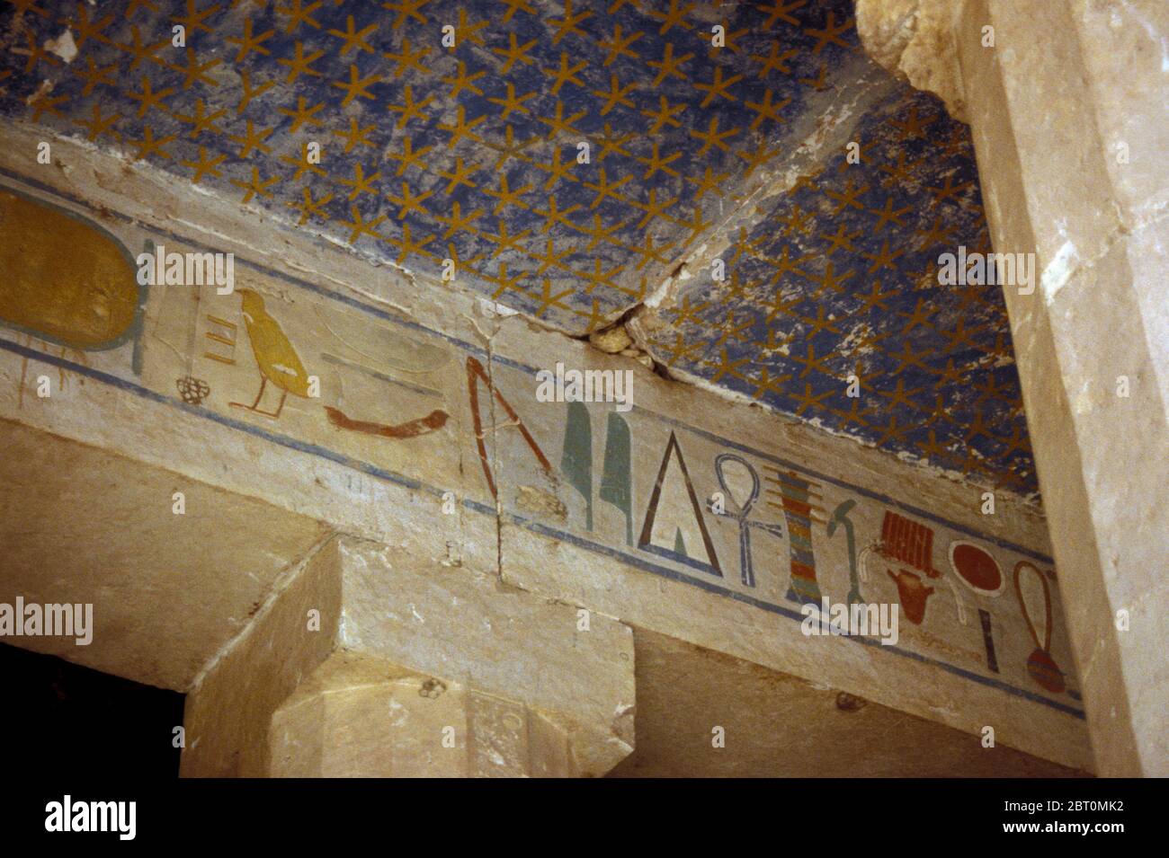 Fresque de plafond du sanctuaire Hathor dans le temple mortuaire de ...