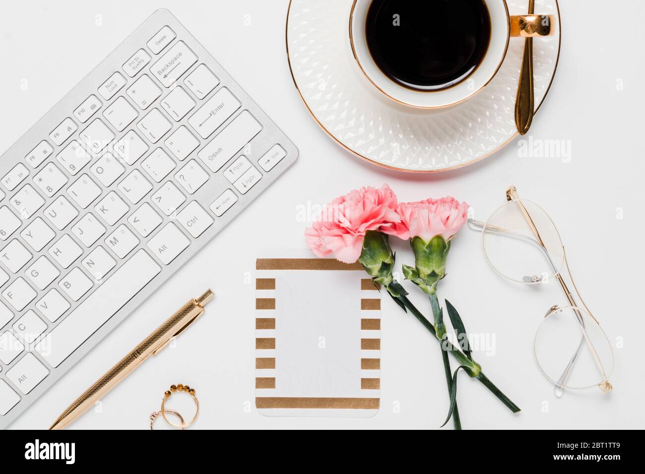 Bureau rose et or avec beauté et détails féminins dans un arrière-plan ...