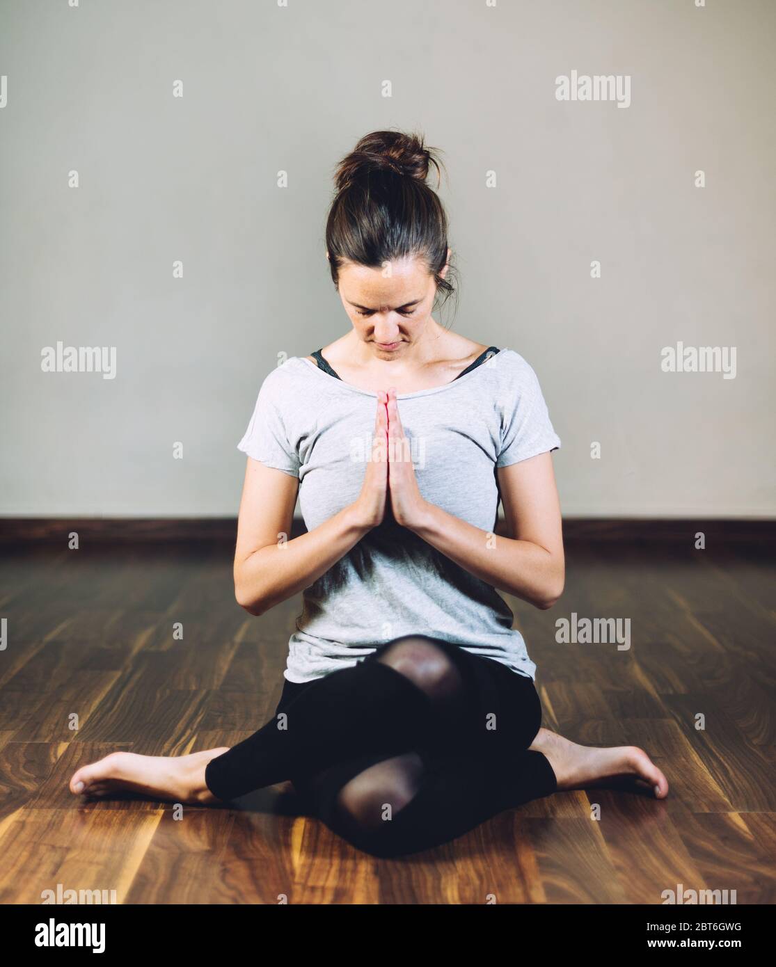 Femme assise jambes croisées Banque de photographies et d’images à haute résolution - Page 2 - Alamy