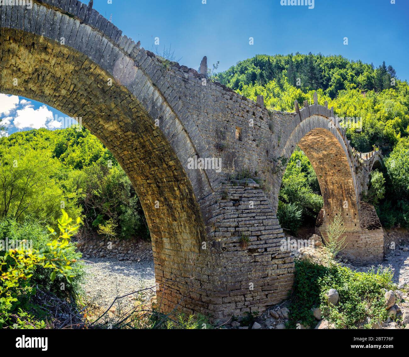 Pont De Pierre Avec Des Arches Banque d'image et photos - Alamy