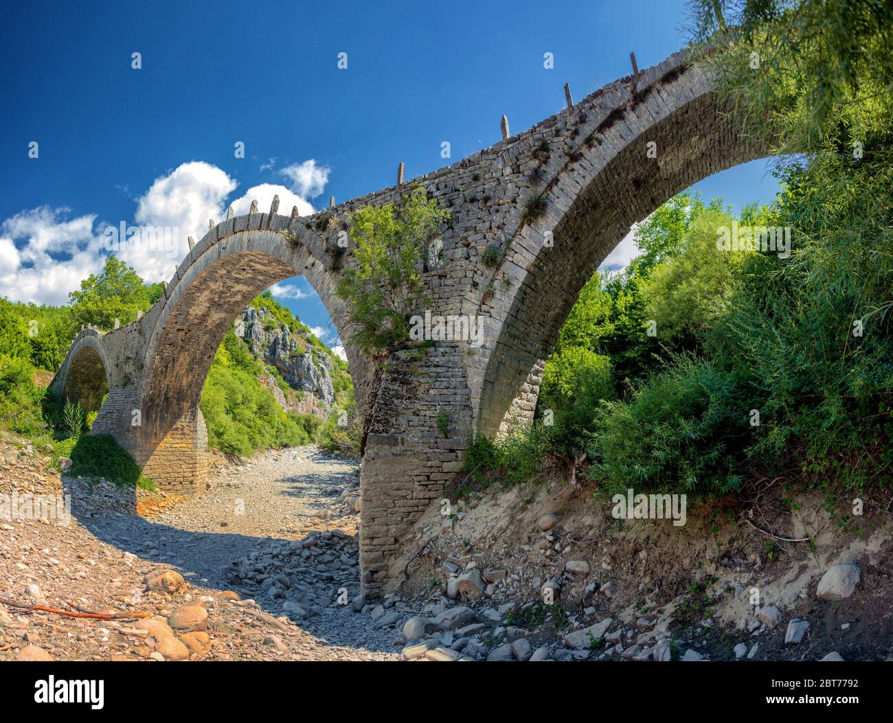 Pont De Pierre Avec Des Arches Banque d'image et photos - Alamy