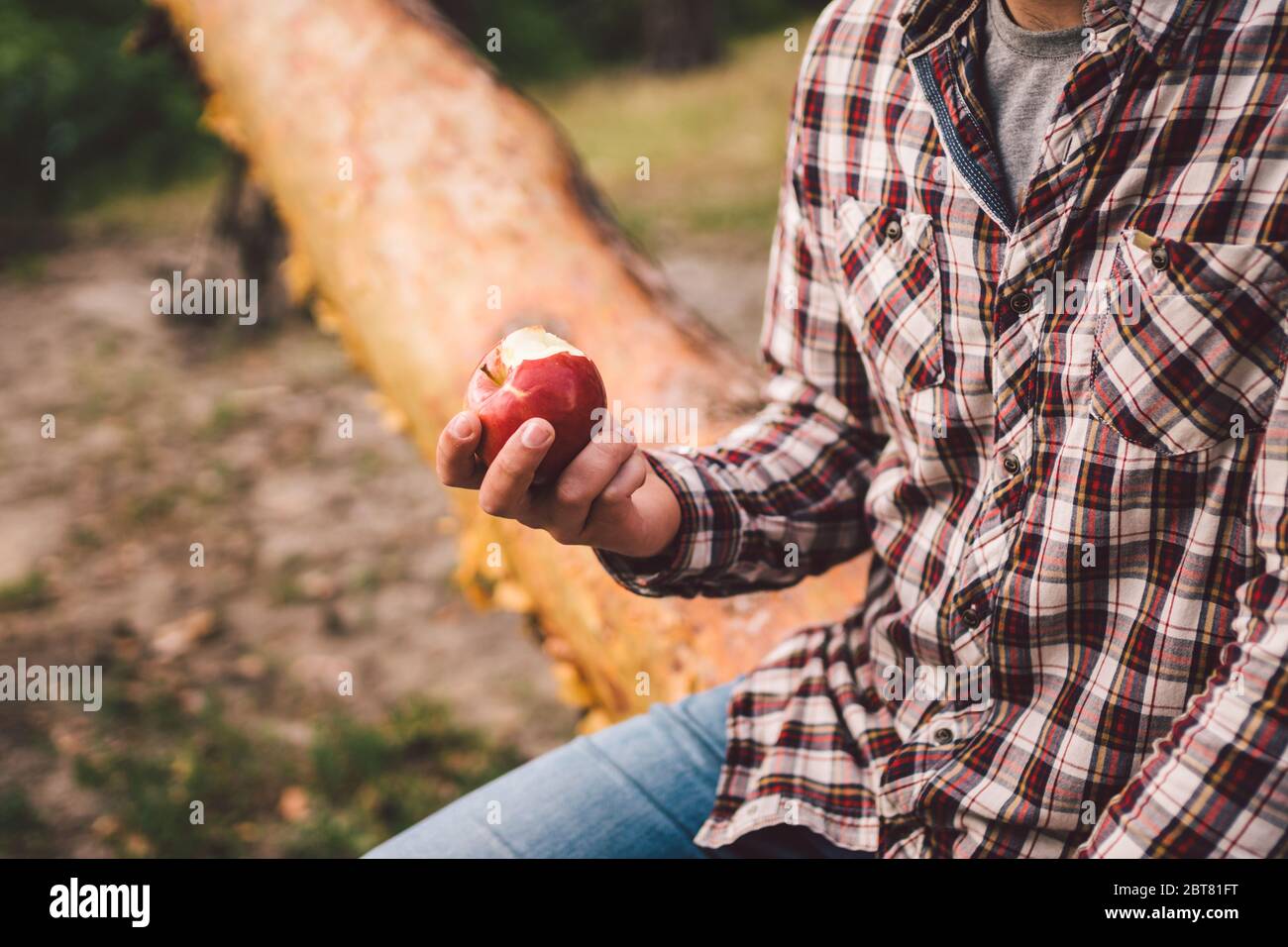 Homme Mangeant Des Fruits Banque d'image et photos - Alamy
