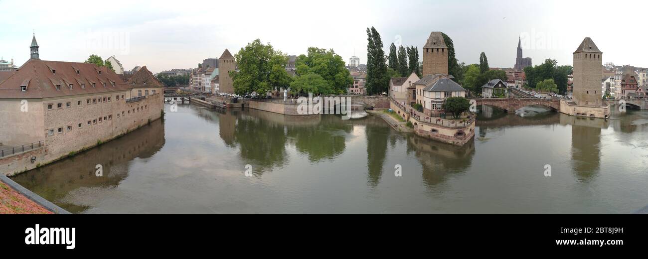 Pont médiéval ponts Couverts avec tours, vue du barrage Vauban, site ...