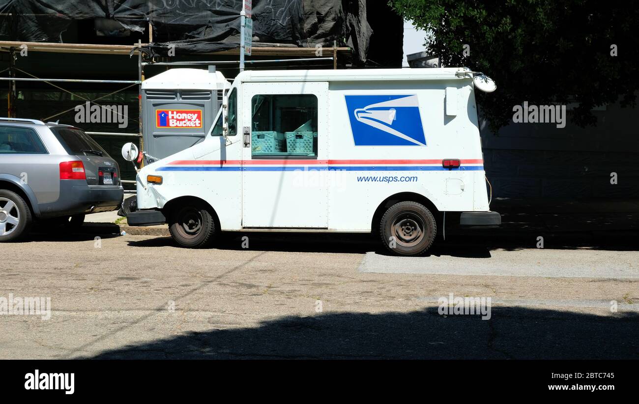 Camion de livraison de courrier usps Banque de photographies et d’images à haute résolution - Alamy