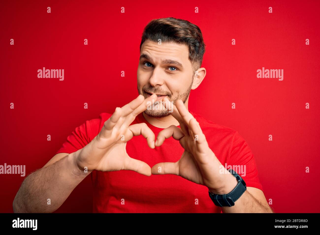 Jeune homme aux yeux bleus portant un t-shirt décontracté sur fond ...