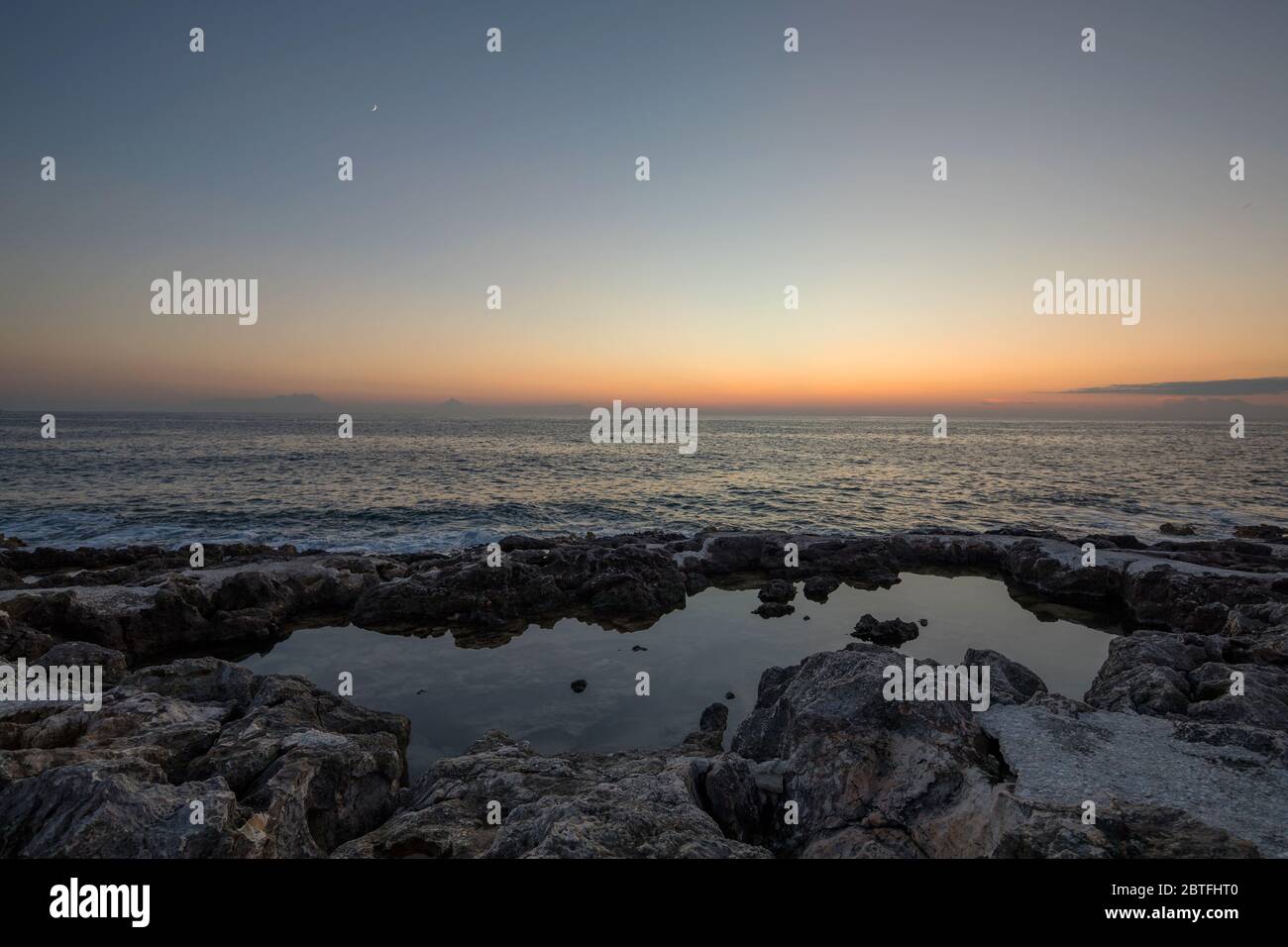 Coucher de soleil sur la plage rocheuse Banque de photographies et d ...