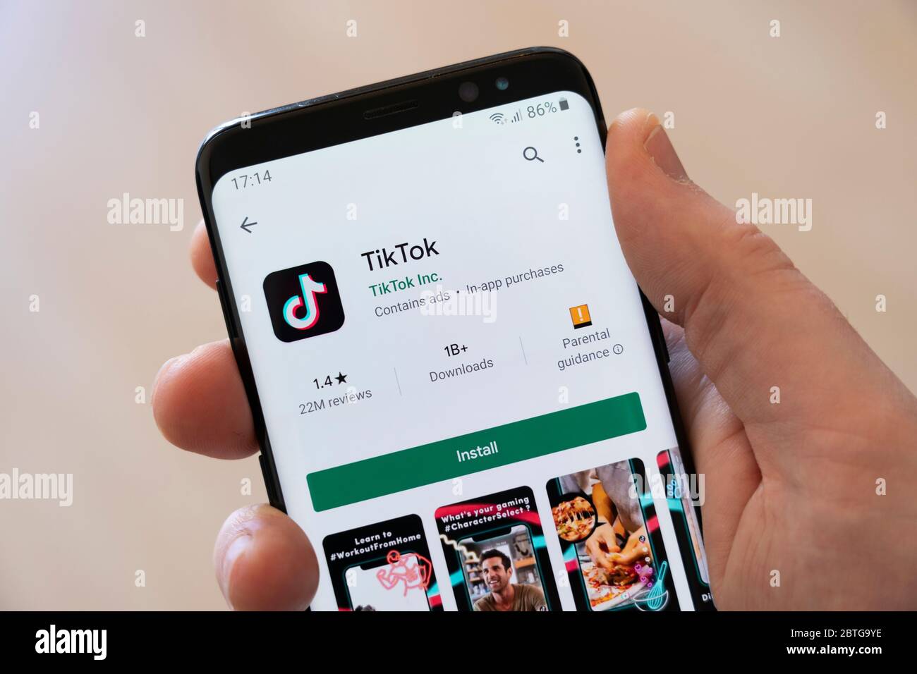 Main avec smartphone et jeton tik Banque de photographies et d’images à haute résolution - Alamy