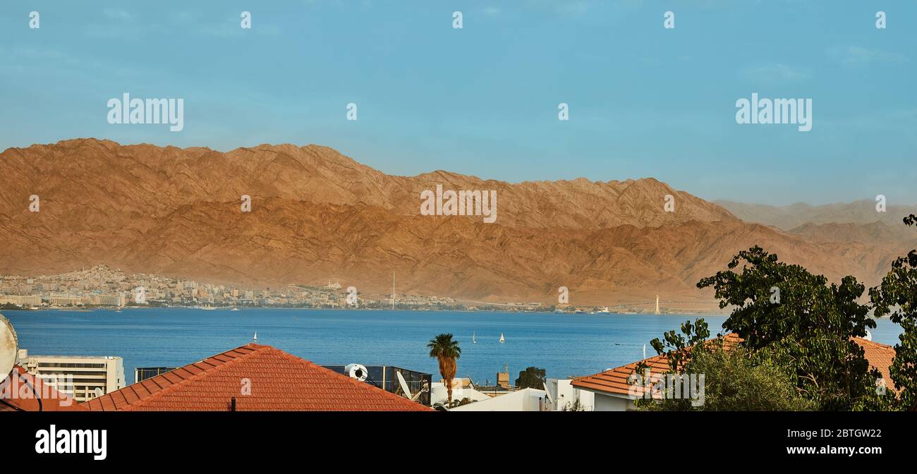 Vue panoramique sur la plage de la mer Rouge dans la célèbre station ...