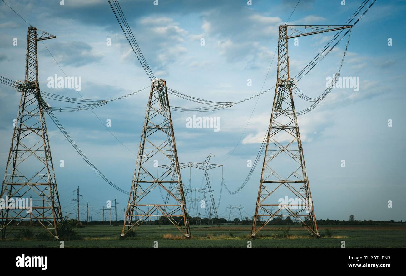 Câble électrique haute tension Banque de photographies et d’images à haute résolution - Alamy