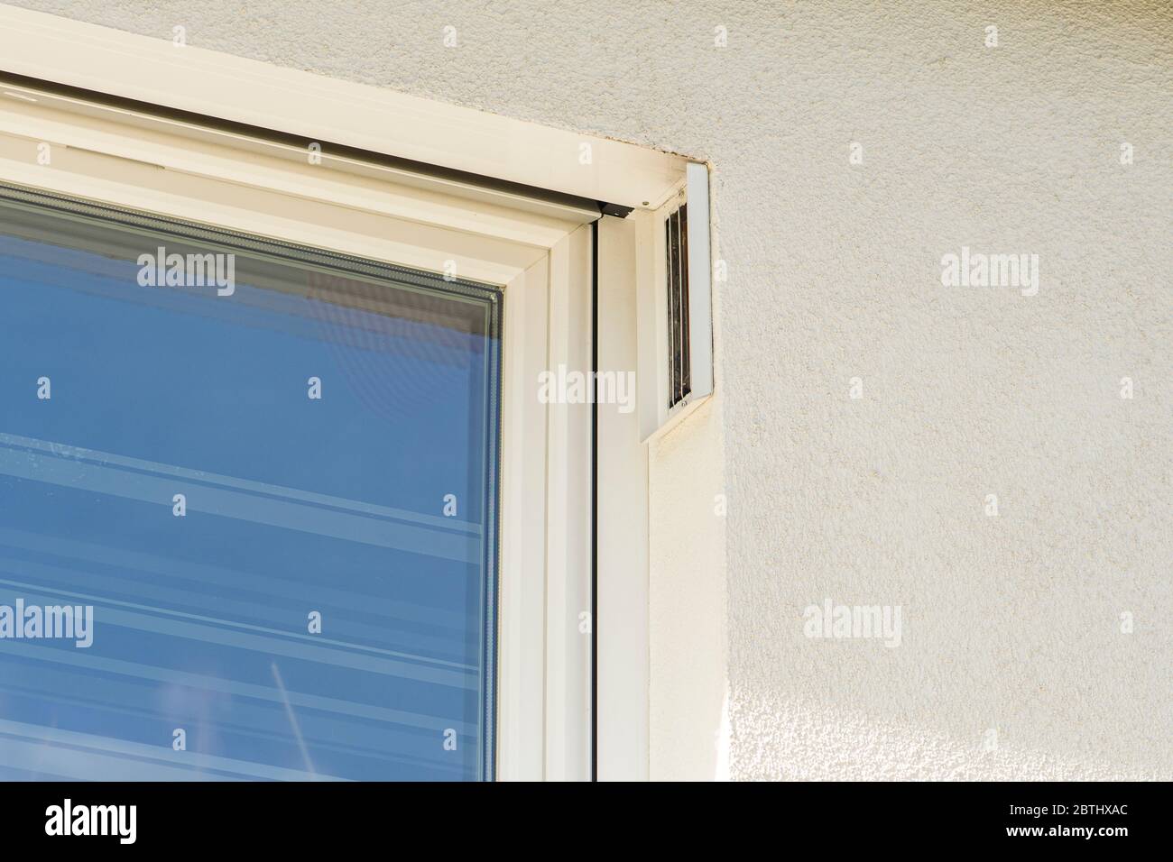 système de ventilation indirecte installé dans la fenêtre d'une ...