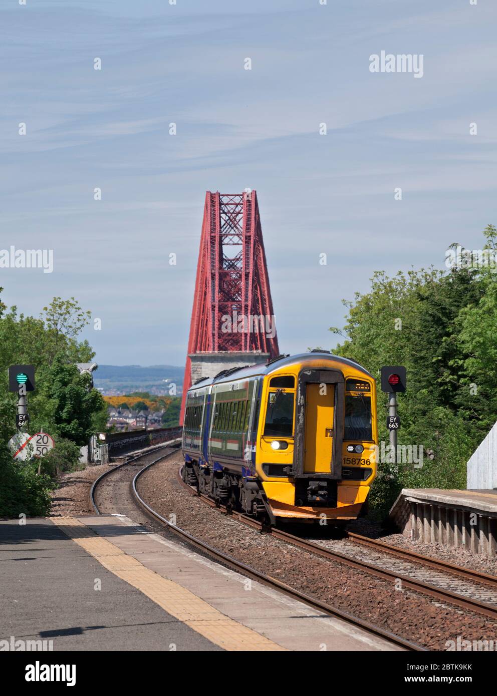 Train express ScotRail de classe 158 sprinter 158736 qui passe du ...