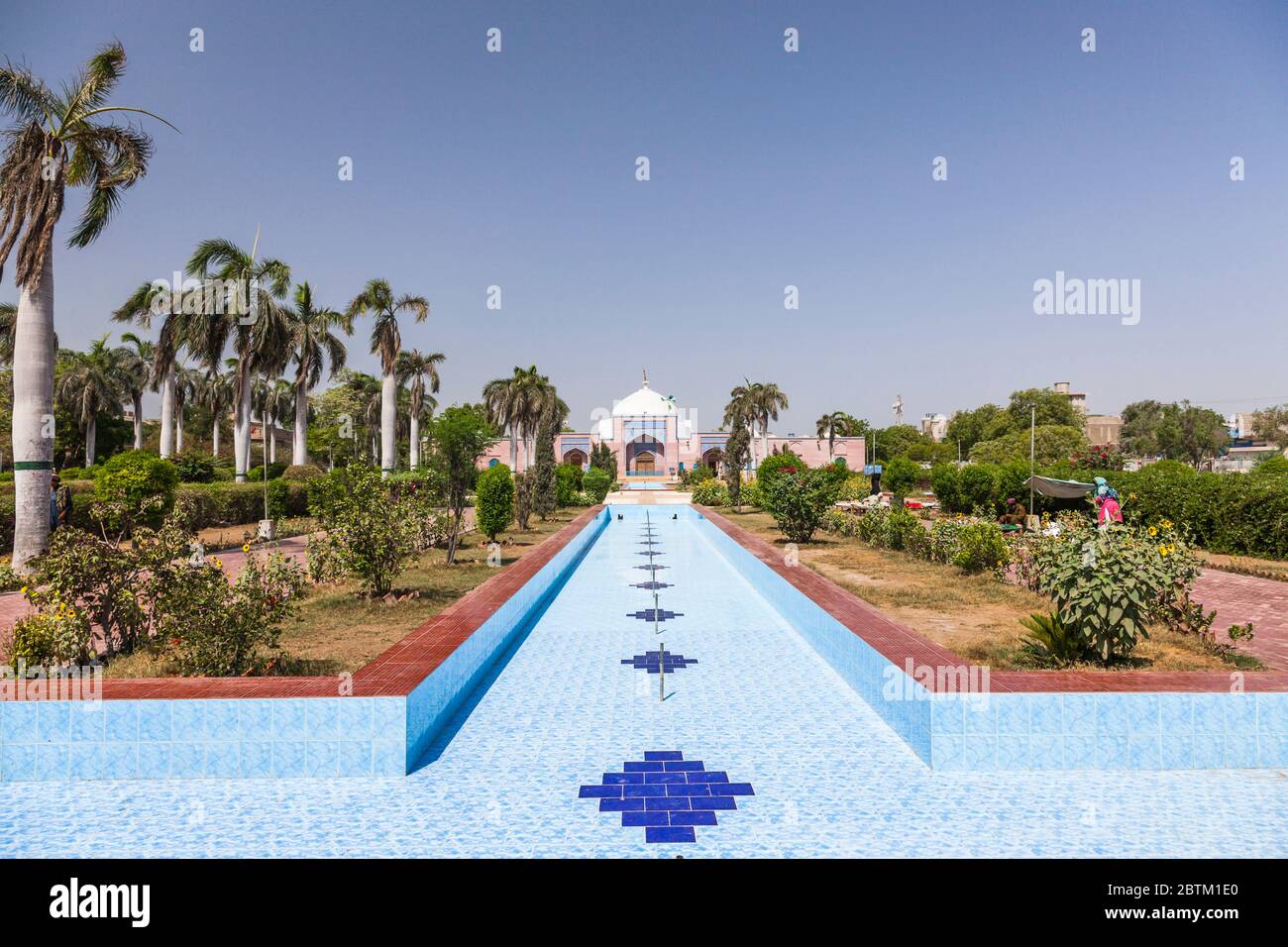 Entrée et jardin de la mosquée Shah Jahan, Jamia Masjid de Thatta ...