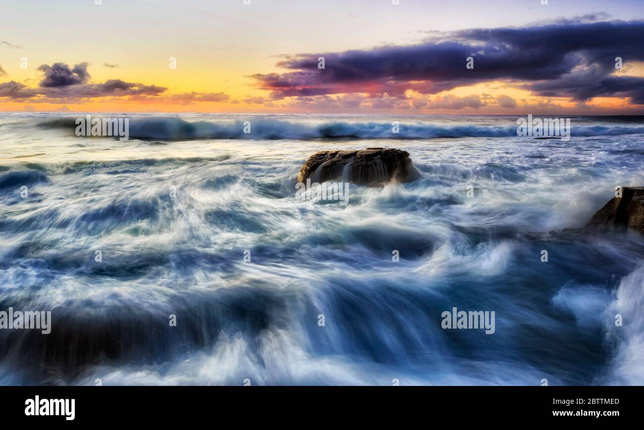 Vagues rouleaux se brisant sur le rivage de la plage Banque de ...