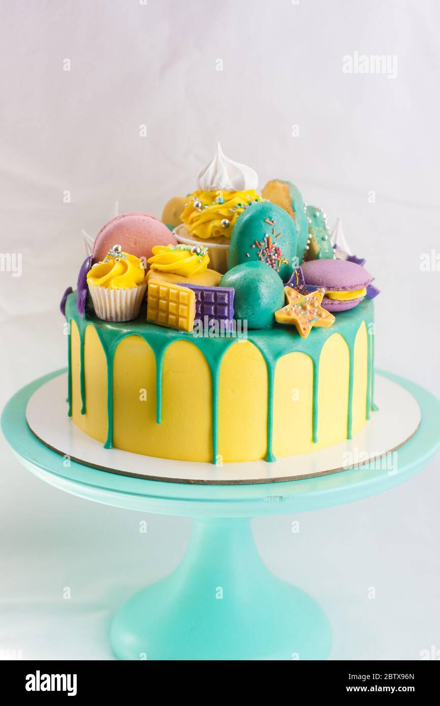 Gâteau jaune d'anniversaire avec chocolat vert fondu, morceaux de ...