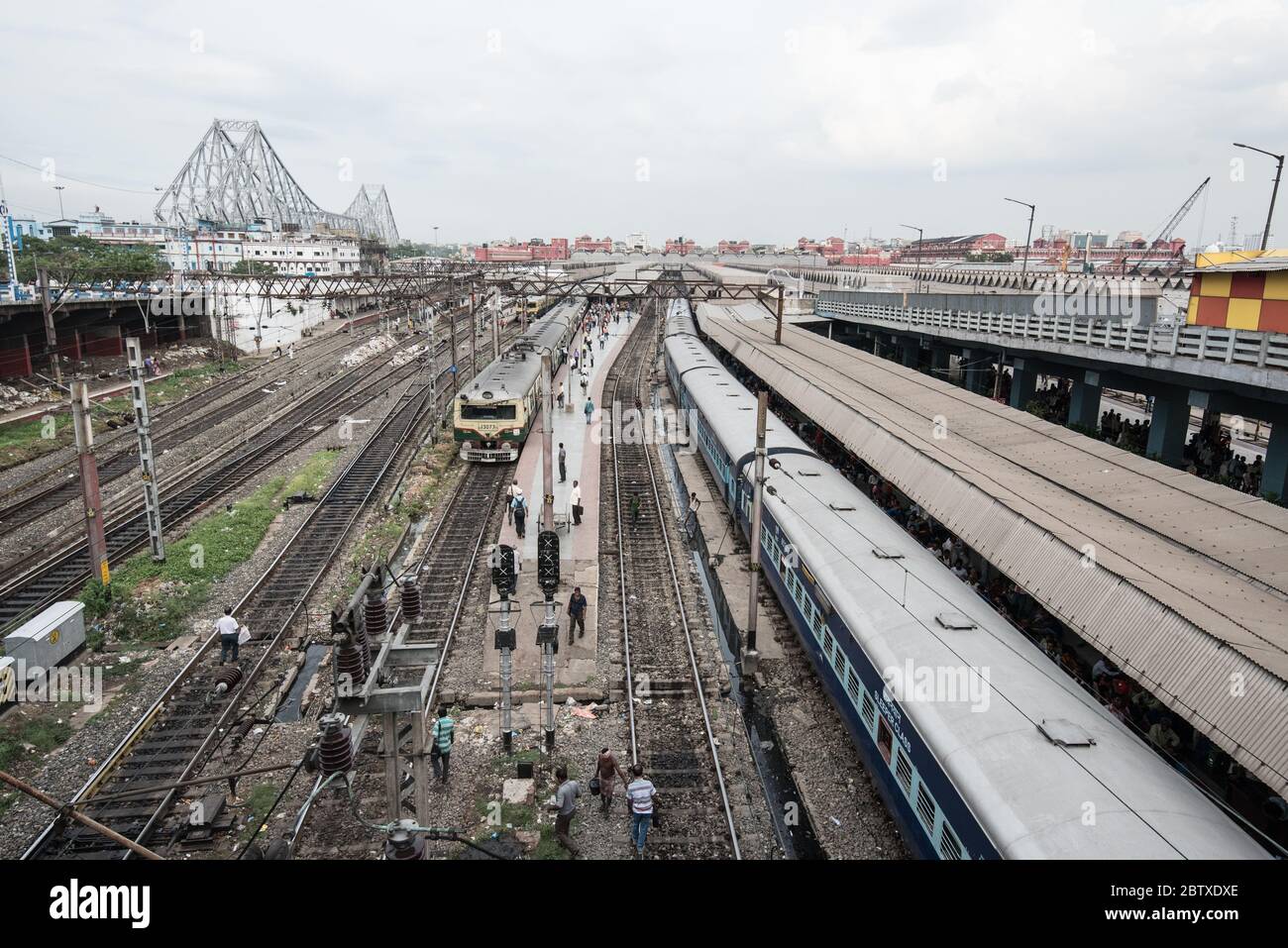 Howrah junction railway station Banque de photographies et d’images à ...