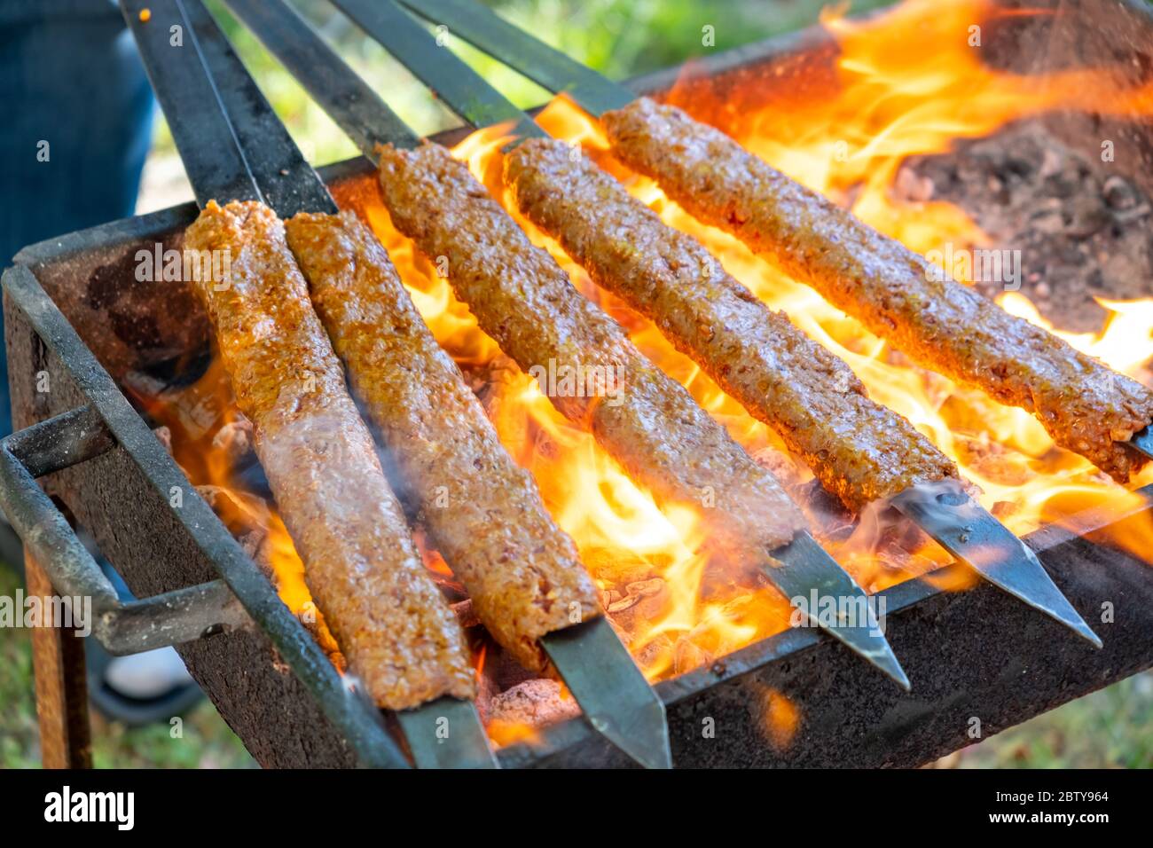 Adana Kebap turc traditionnel sur le grill avec brochettes pour le ...