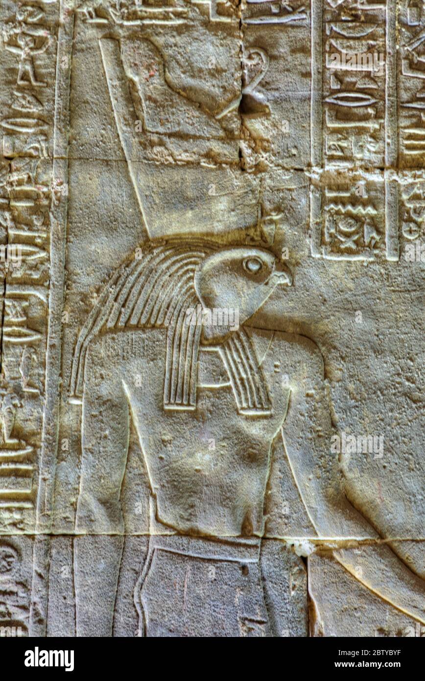 Le Dieu Horus, Bas relief, Sanctuaire d'Horus, Temple d'Horus, Edfu ...