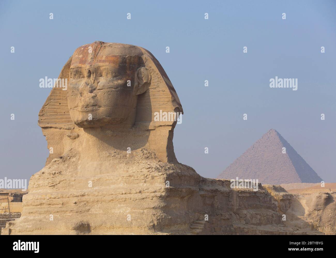 Le Grand Sphinx de Gizeh, Pyramide de Mycerinus en arrière-plan, les ...