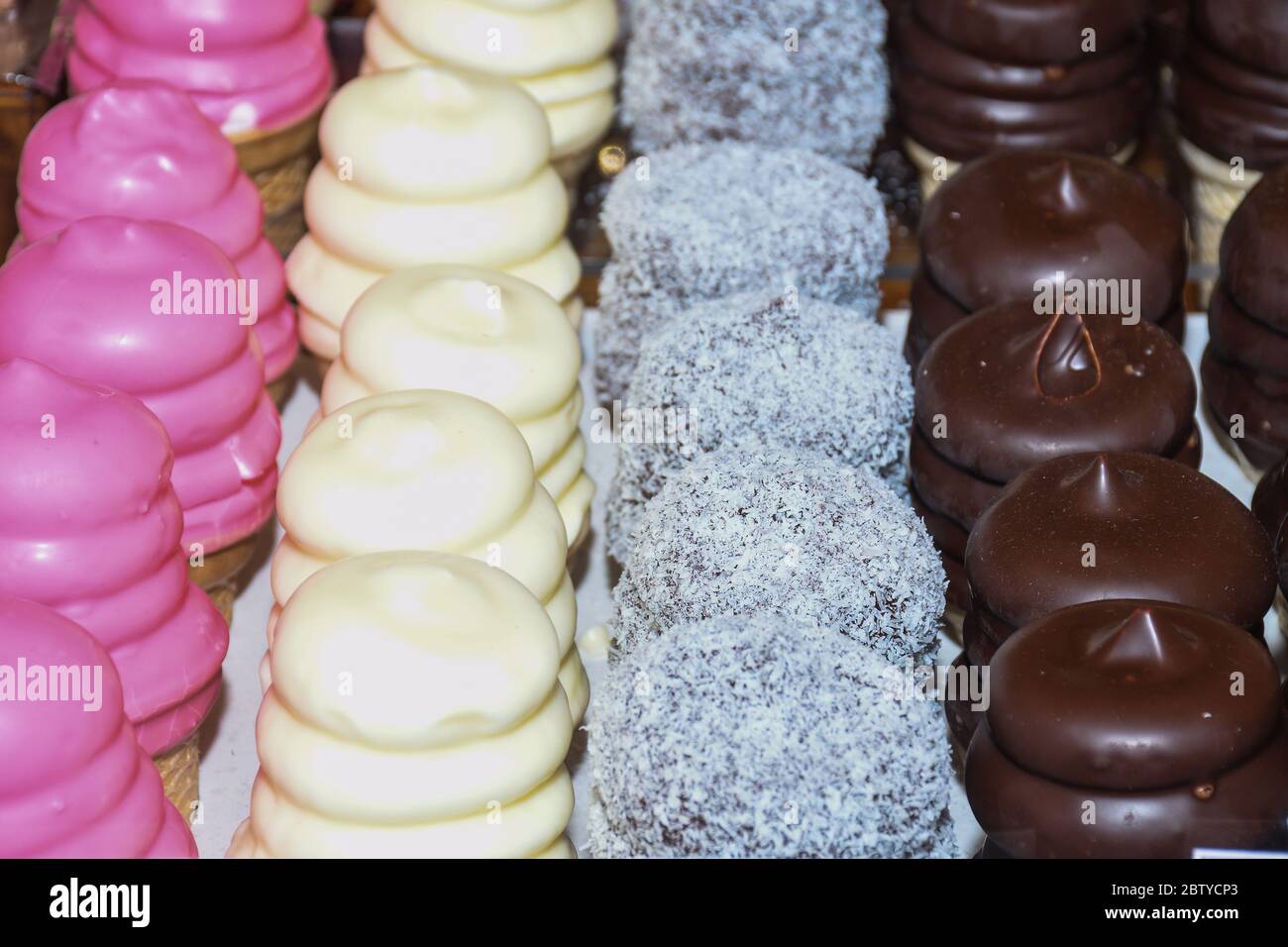 Divers types de gâteaux, tarte, mousse, tartes à vendre dans la ...
