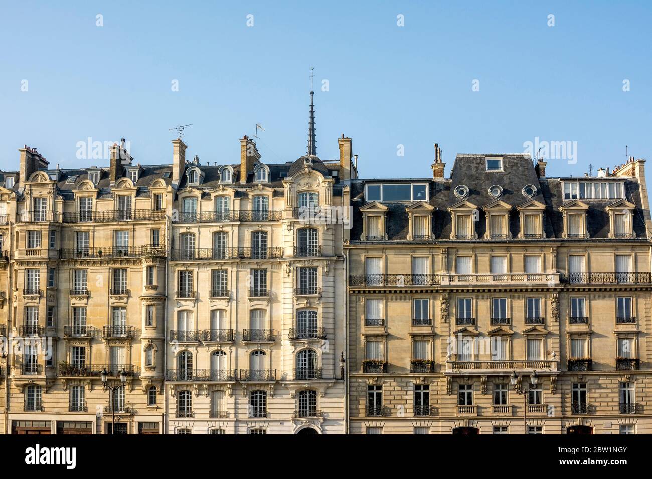 Bâtiment Haussmann le long de la Seine. Paris. France Photo Stock - Alamy