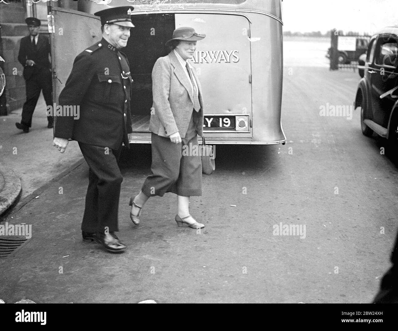 Mme Kendrick arrive chez elle avec le capitaine Kendrick à sa ...