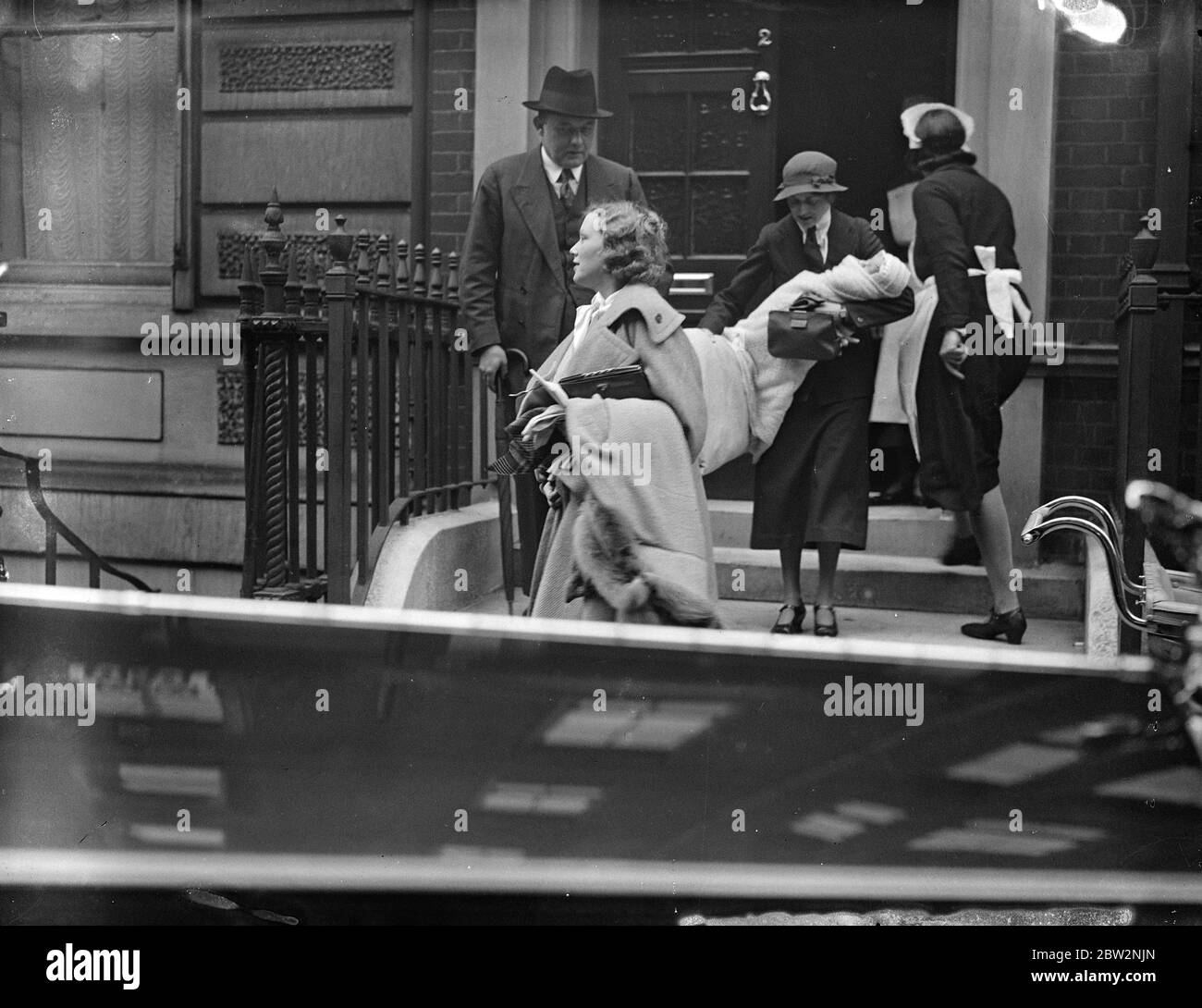 Lord et Lady Inchcape et leur bébé fils la princesse d'or quitte la ...