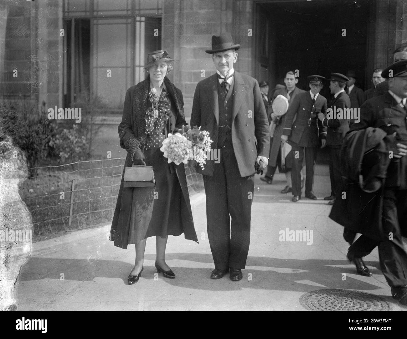 Le nouveau gouverneur de Malte quitte Londres par avion . Le Lieutenant ...