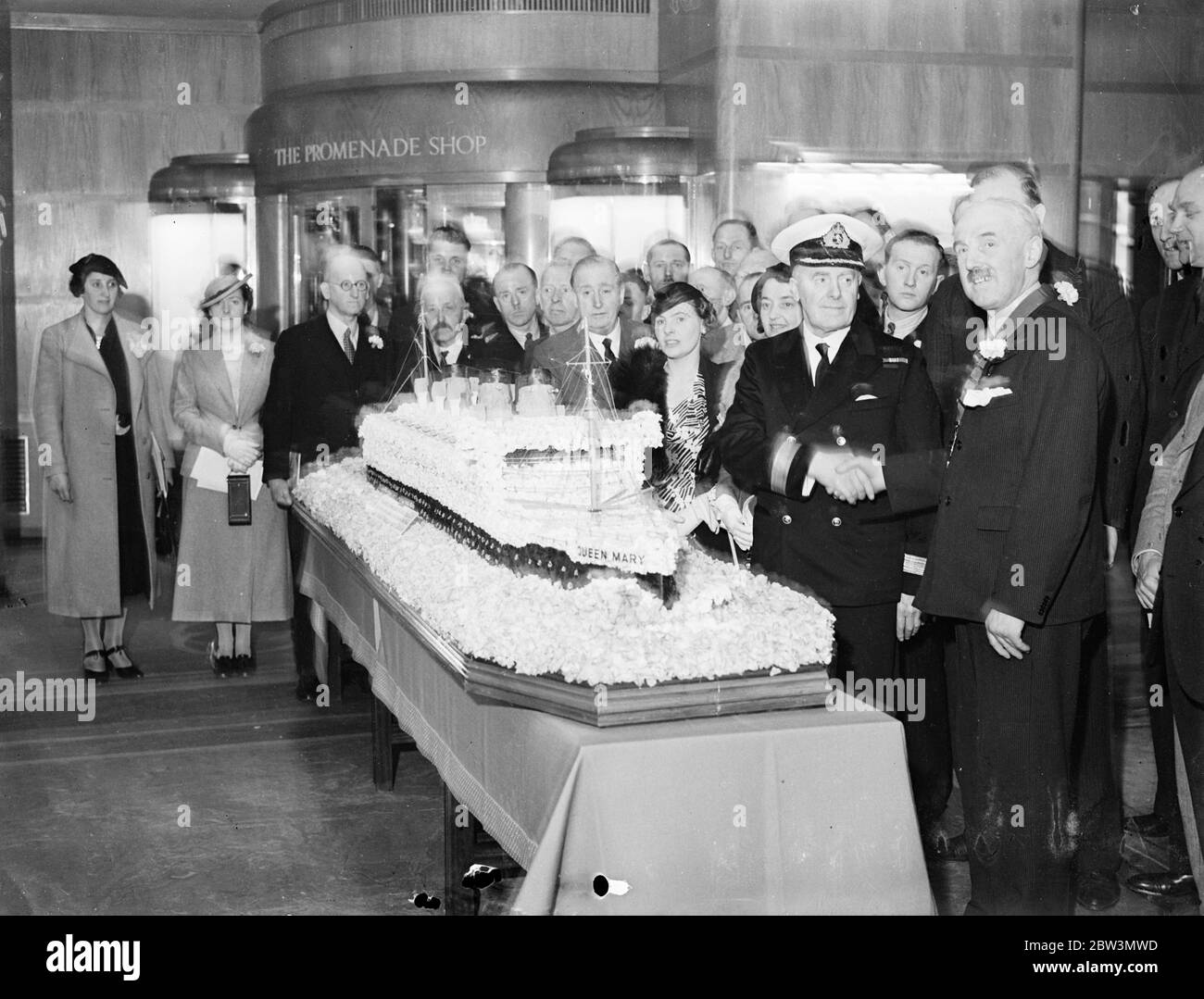 ' RMS Queen Mary ' s Commander reçoit le modèle floral de la doublure ...
