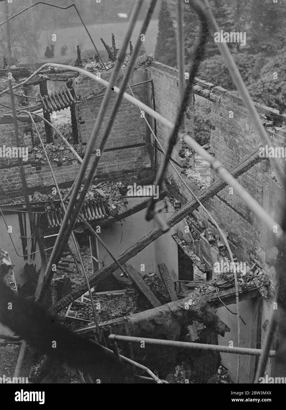 Deux ailes de manoir détruit par le feu . M. Edward Faulkner , le chef ...