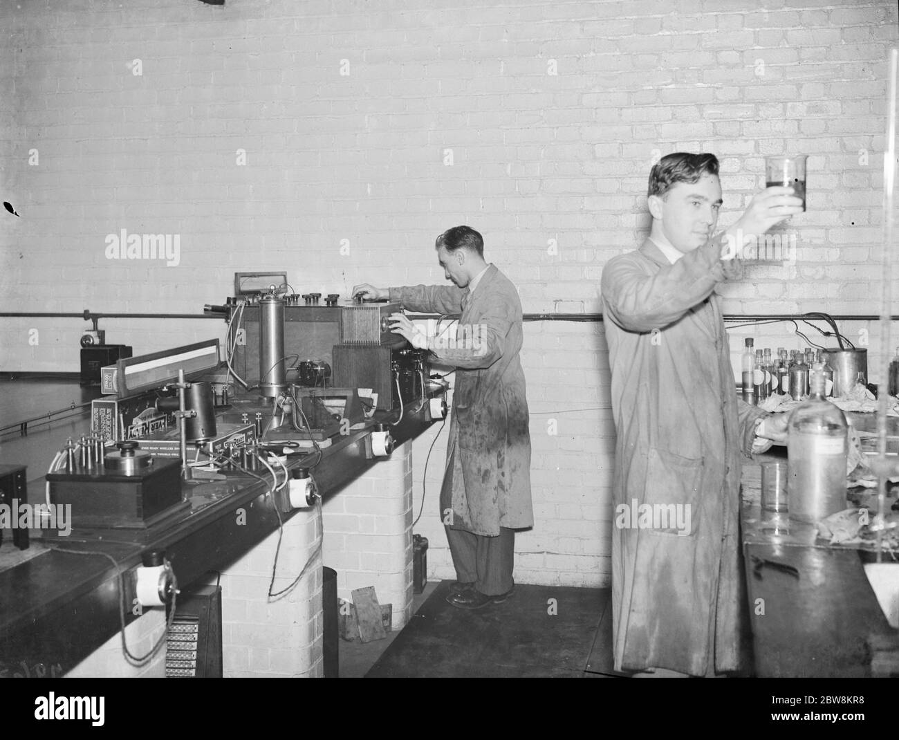 Laboratoire électrique Banque de photographies et d’images à haute résolution - Alamy