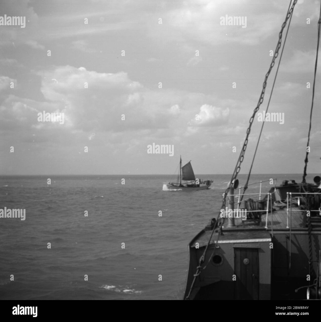 Bateau passant une barge de voile sur la Tamise . 1936 Photo Stock - Alamy