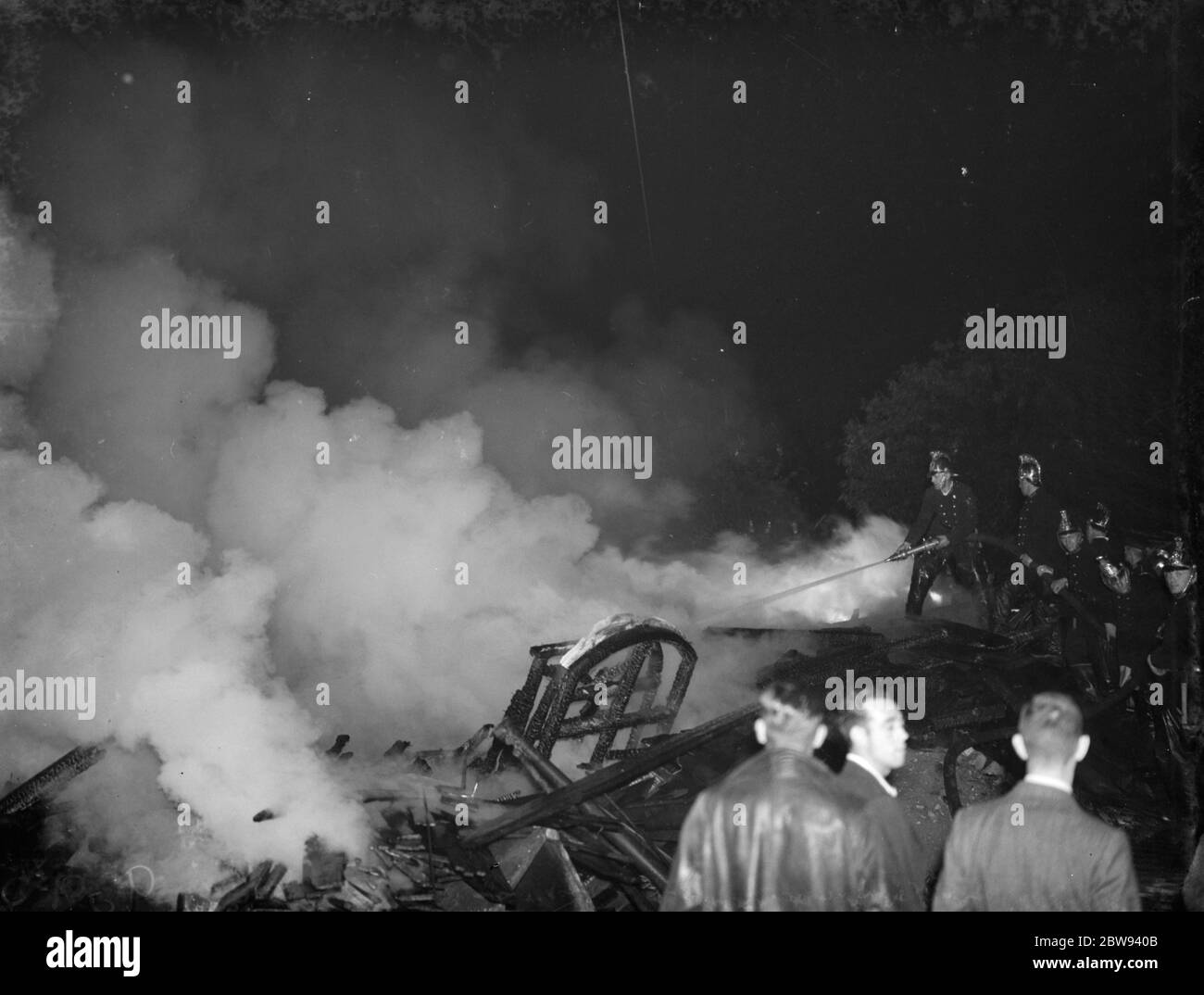 Car yard fire Banque de photographies et d’images à haute résolution ...