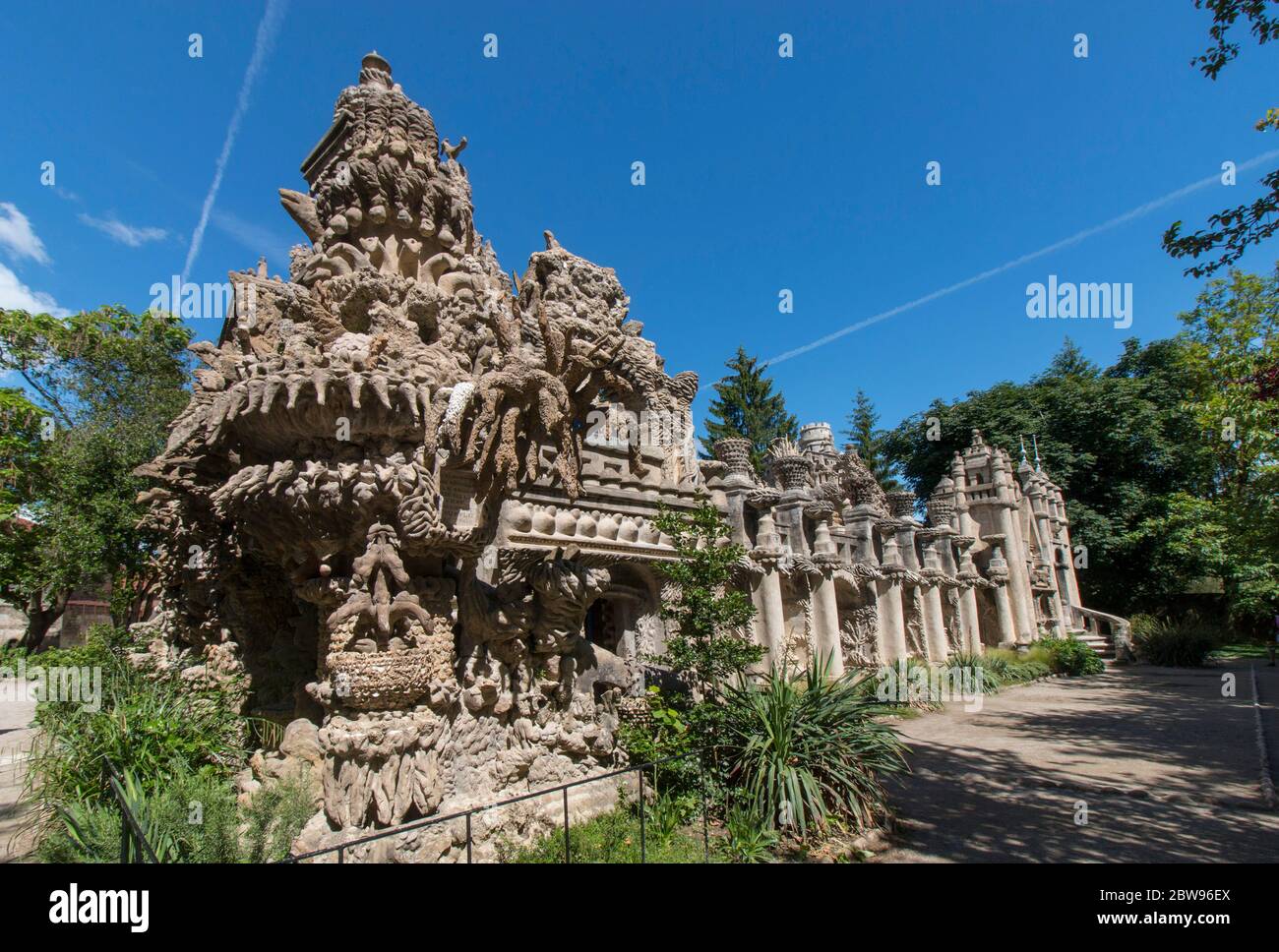 Palais idéal du facteur Cheval. Maison. Curiosité, immeuble surréaliste ...
